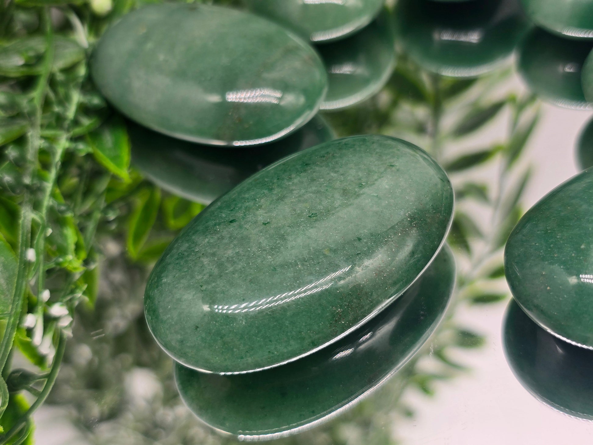 💚 Green Aventurine Palm Stone – Stone of Luck, Prosperity & New Beginn ...